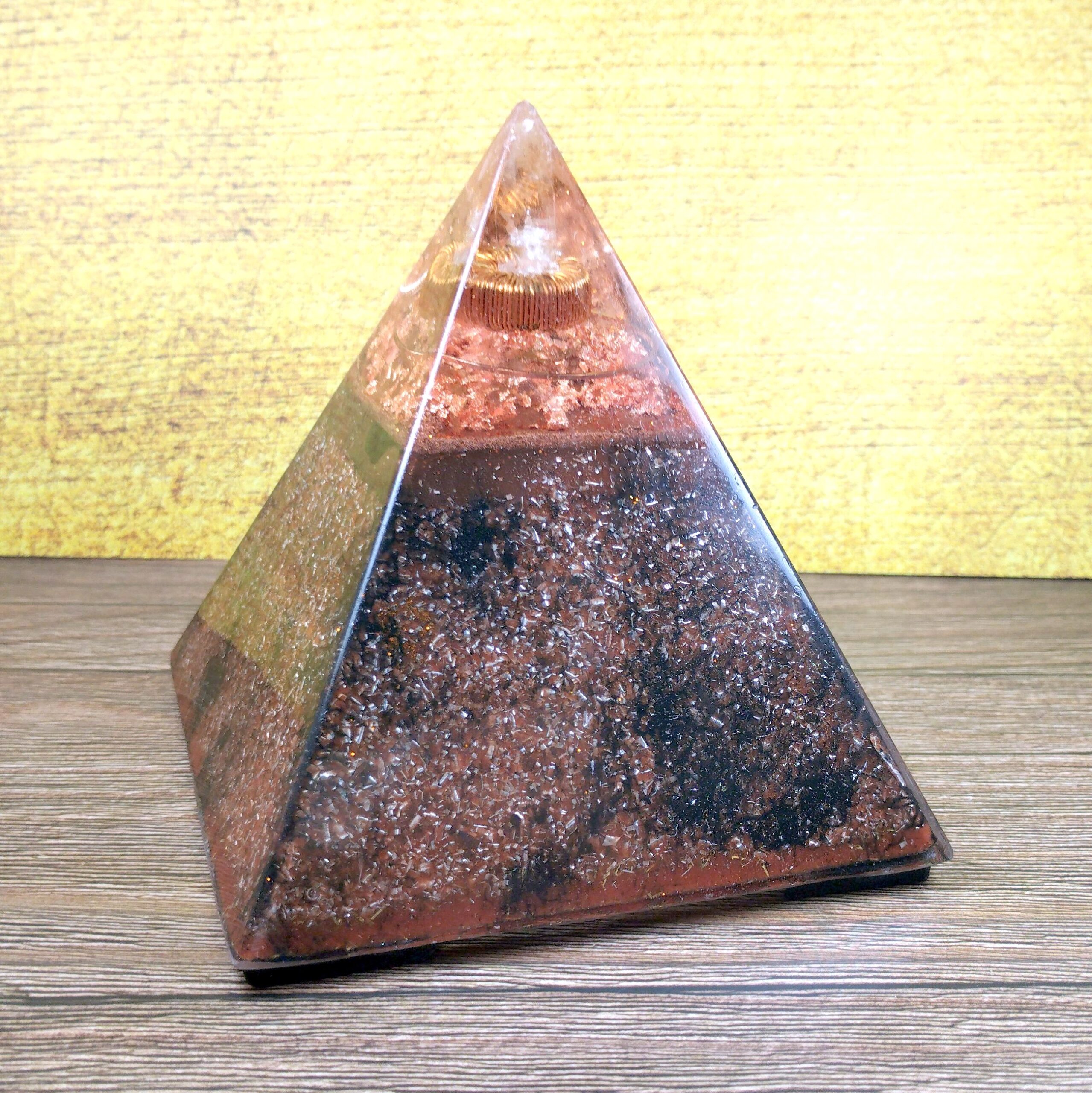 Pirámide de orgonita con bobina toroidal de cobre con SHUNGIT Y ...
